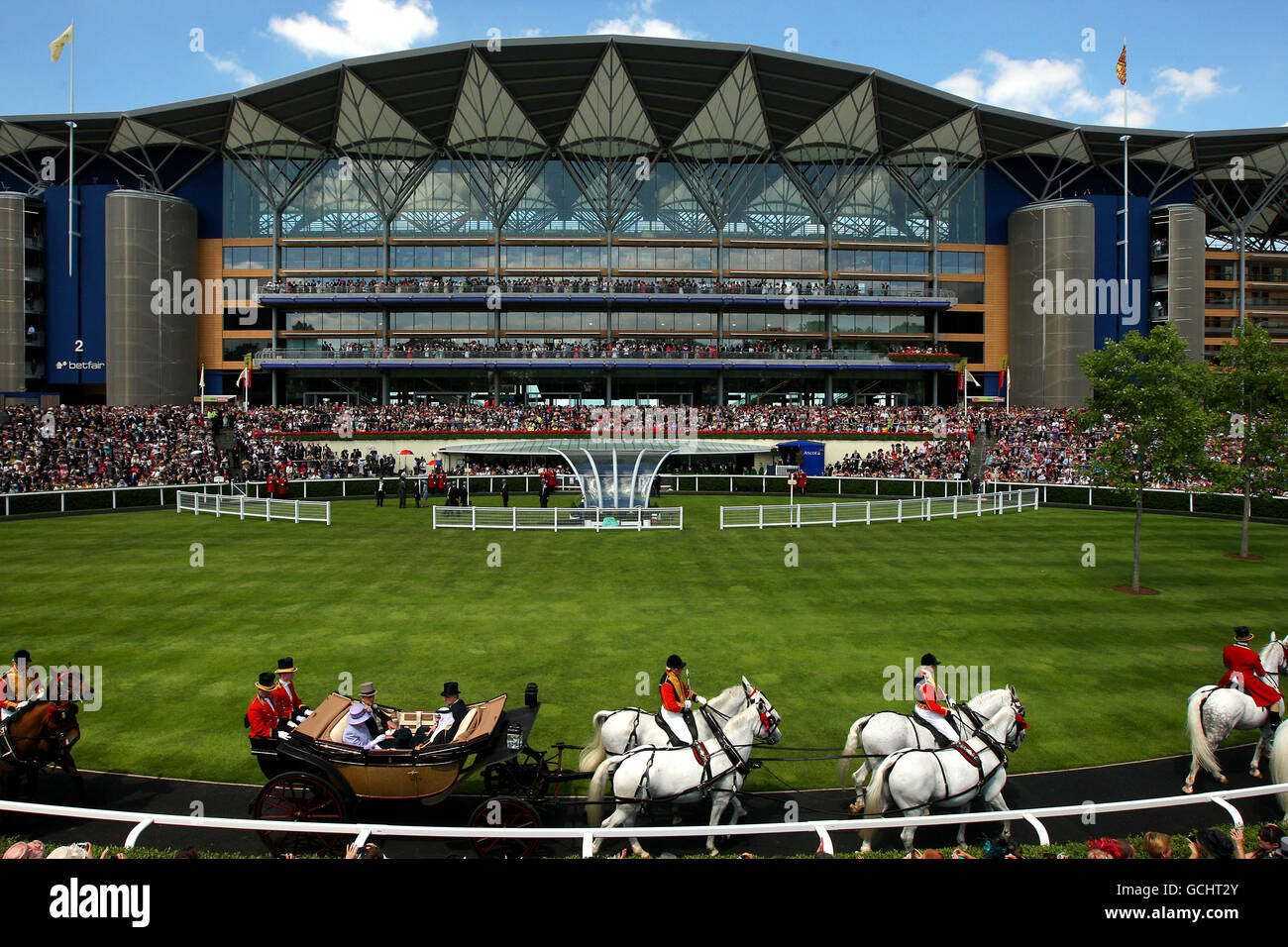 Ascot grandstand horses hi-res stock photography and images - Alamy