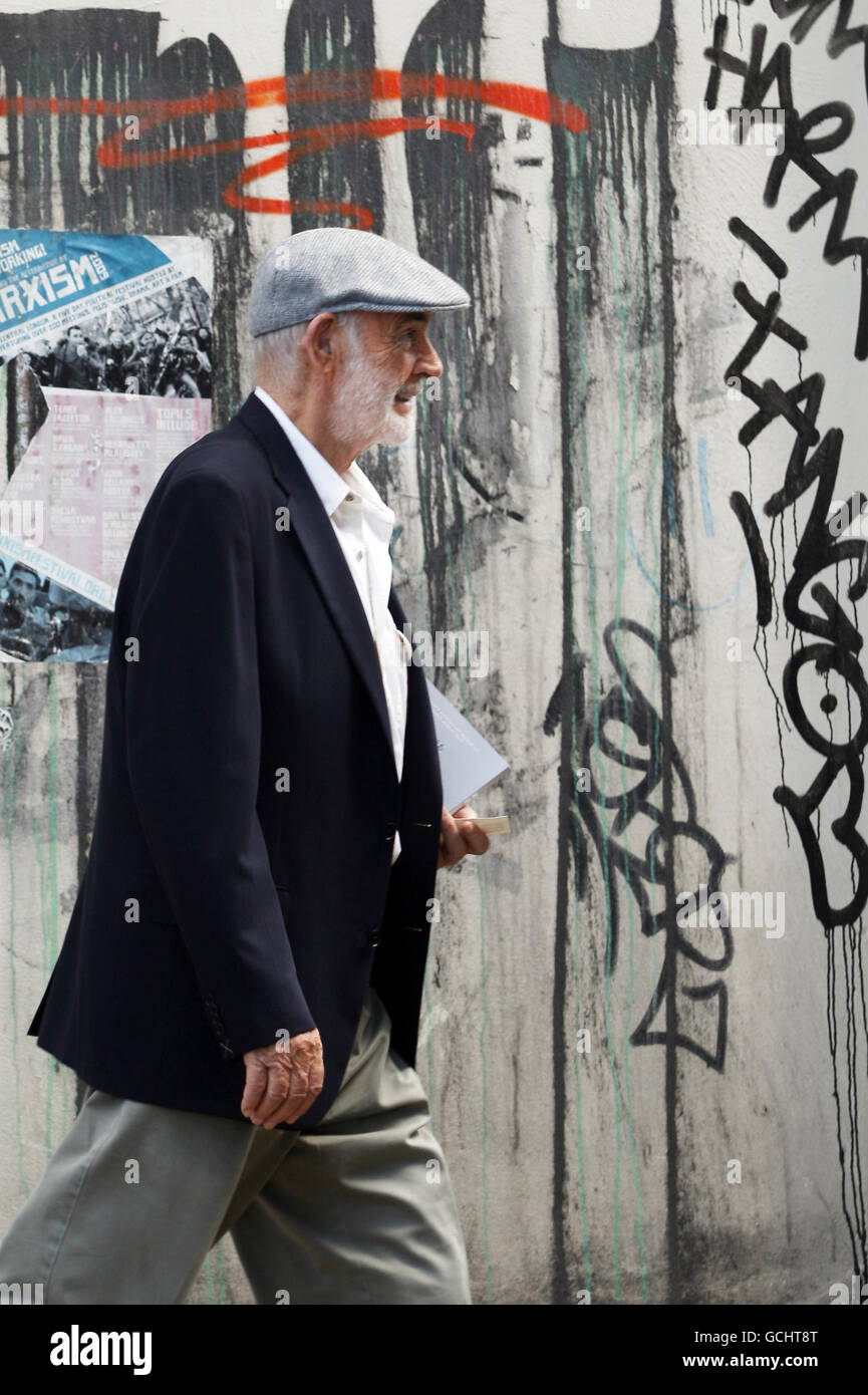 Sir Sean Connery returns to the street where he was born in ...