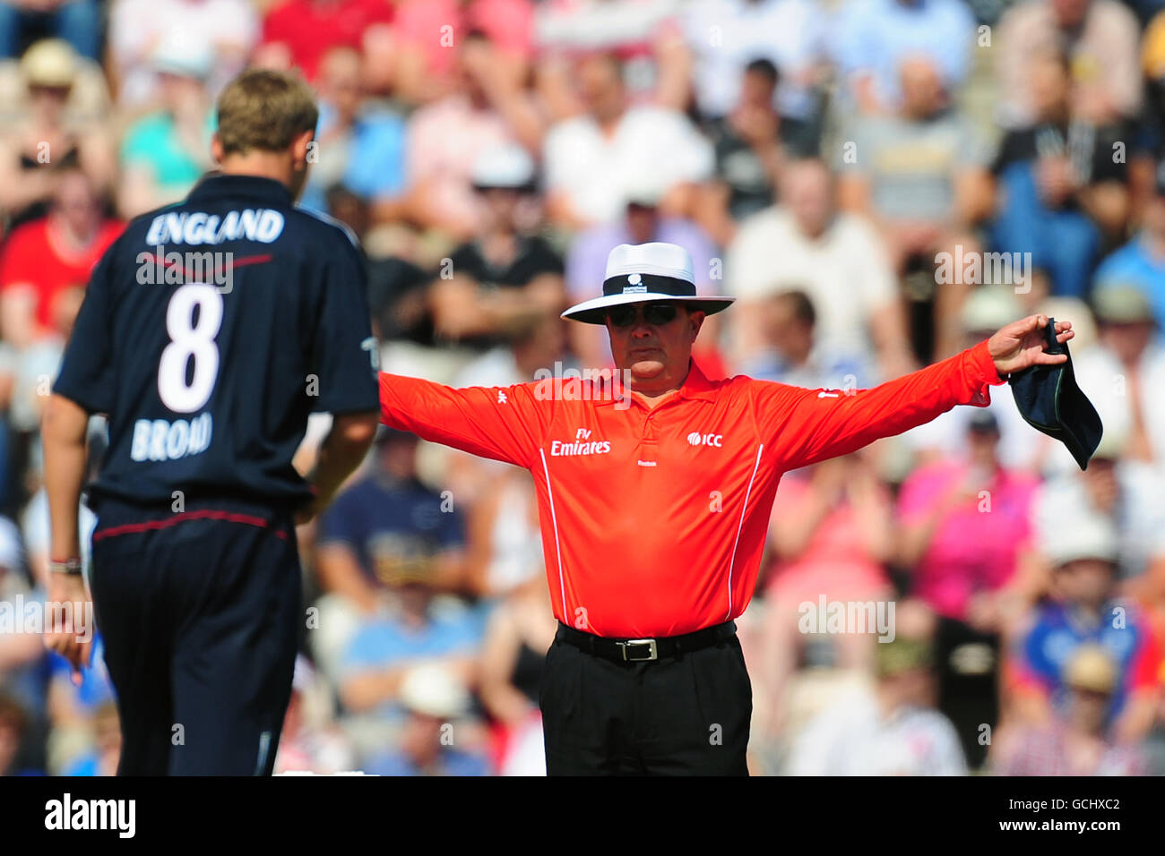 Umpire ian gould hi-res stock photography and images - Alamy