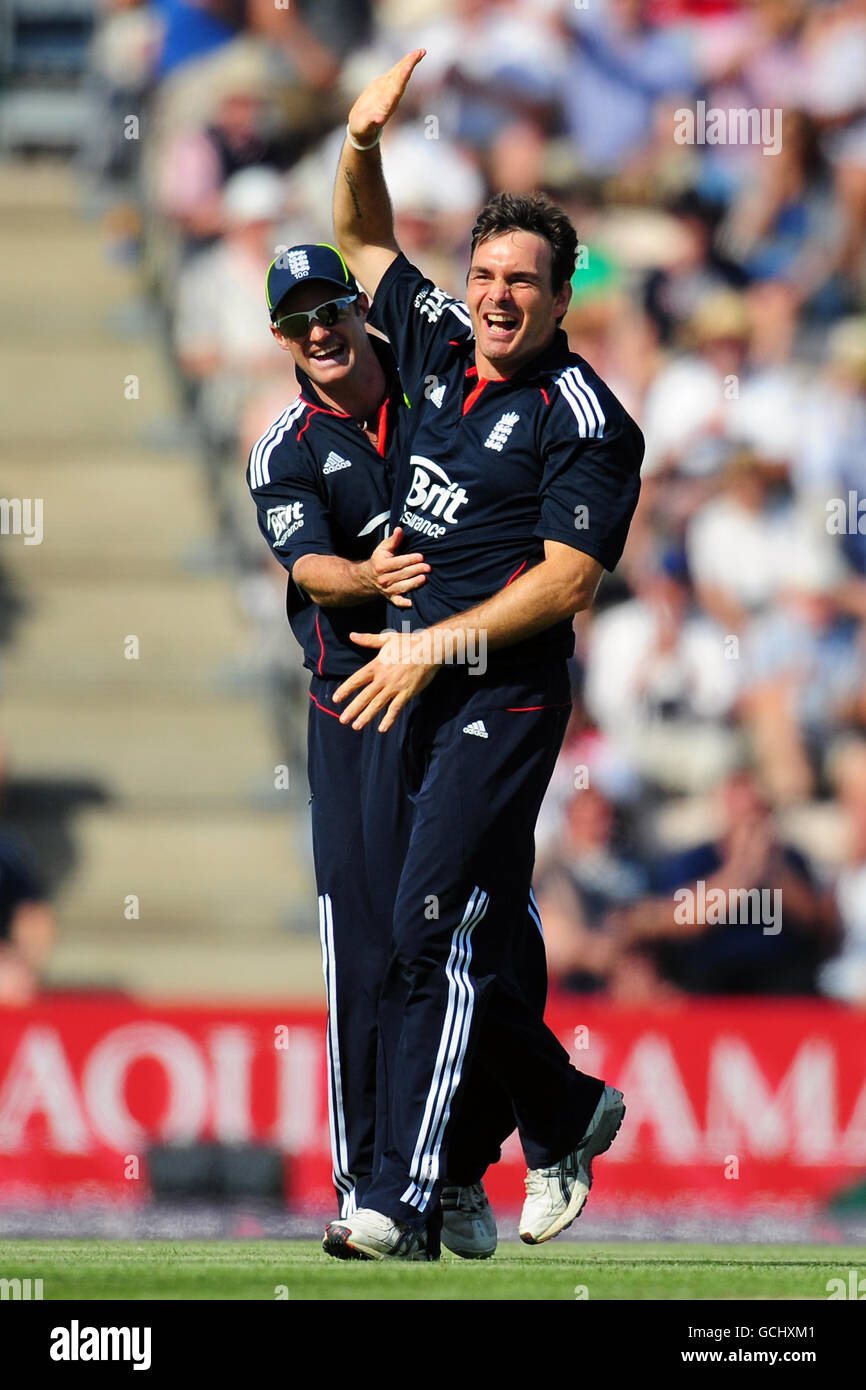 England's Michael Yardy celebrates the wicket of Australia's Mike ...