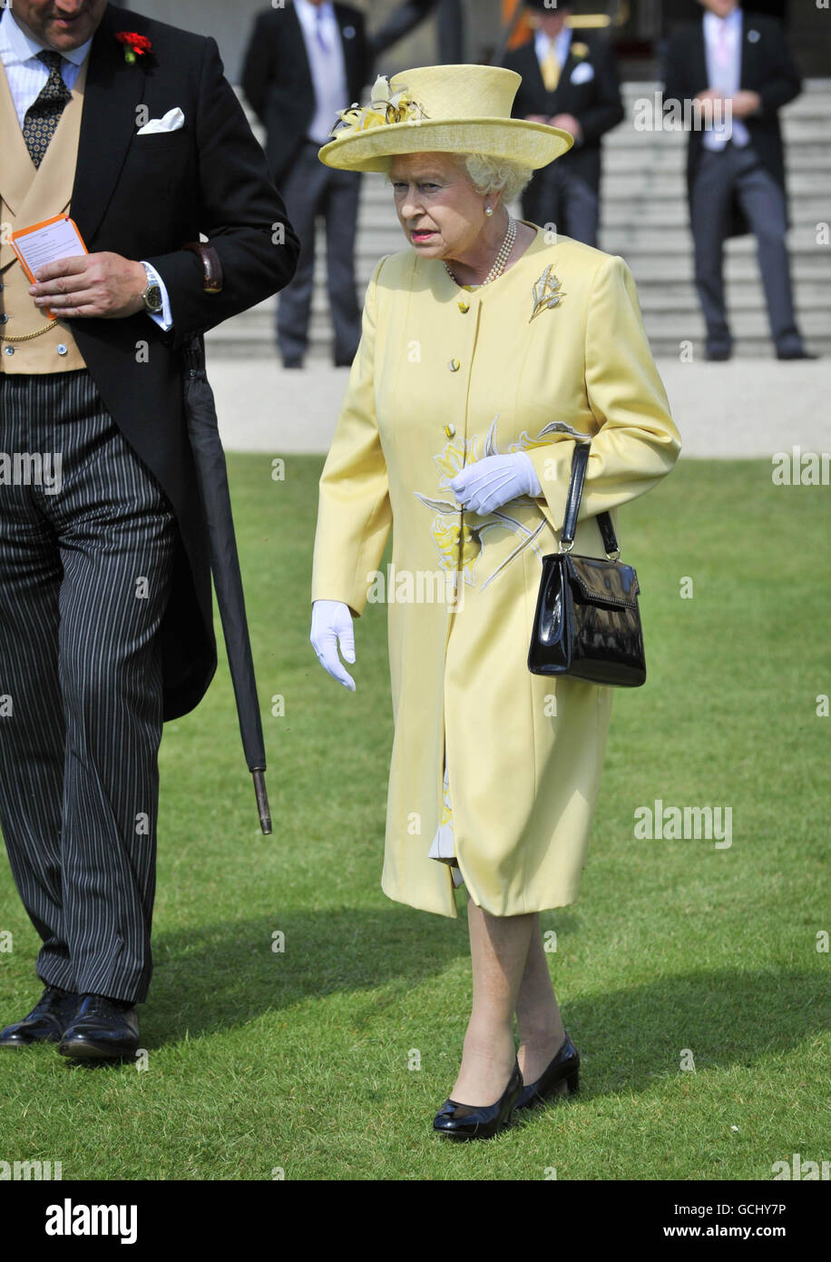 Royalty queen elizabeth ii garden party buckingham palace hi-res stock ...