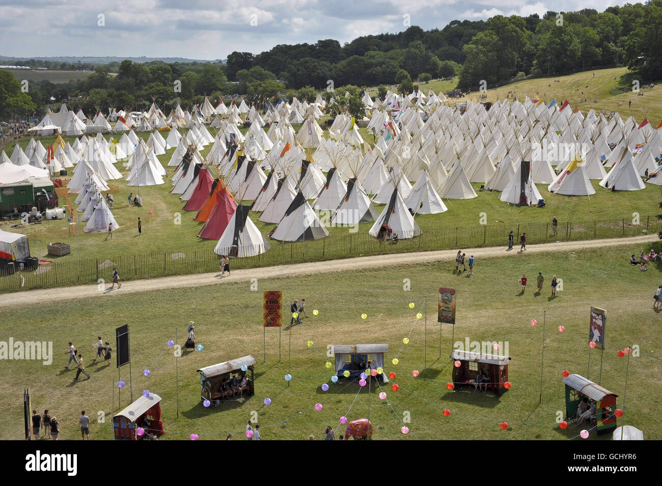 Showbiz glastonbury tipi mangis hi-res stock photography and images - Alamy