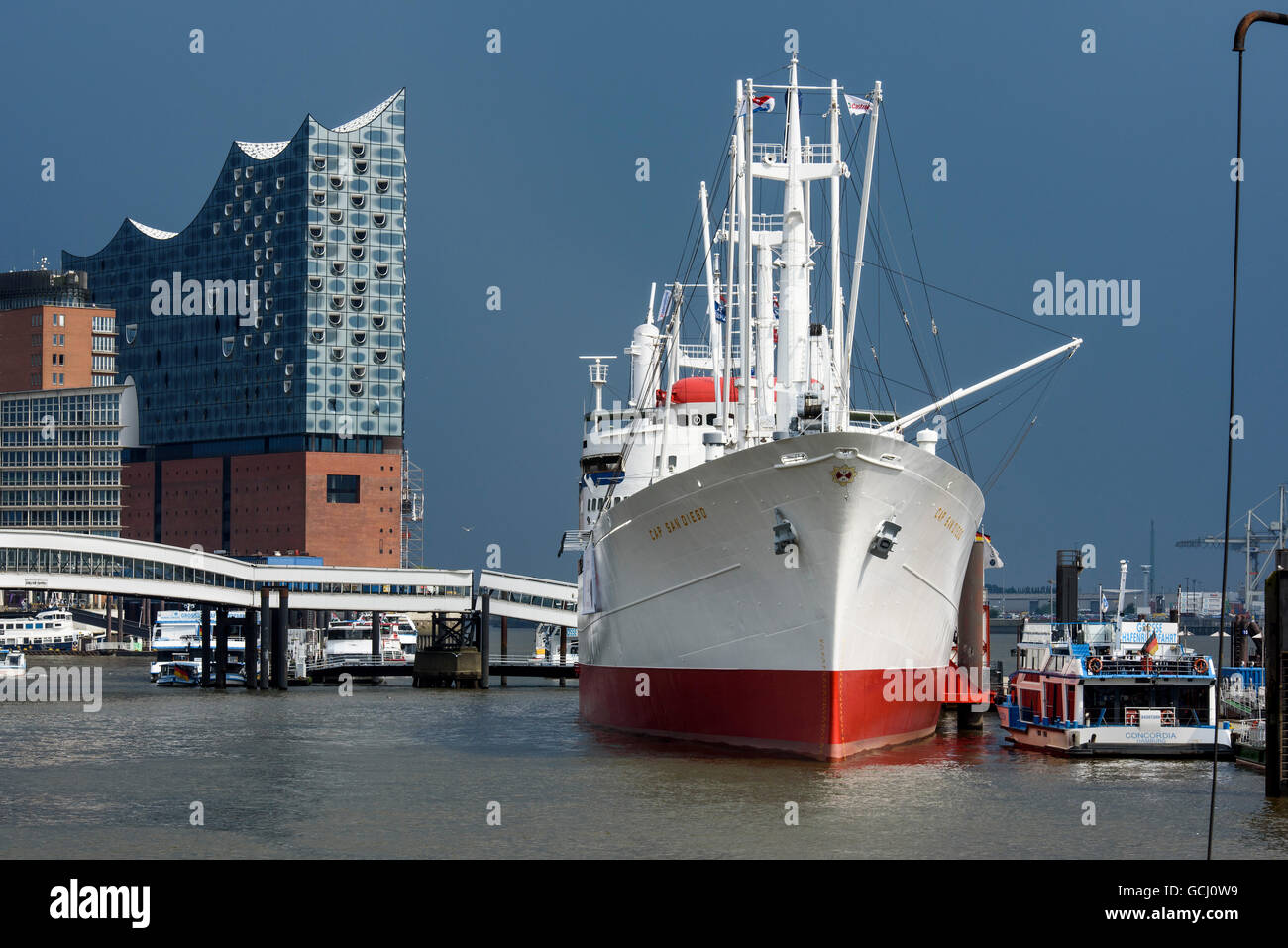 museum ship Cap San Diego, overseas bridge in St. Pauli and ...