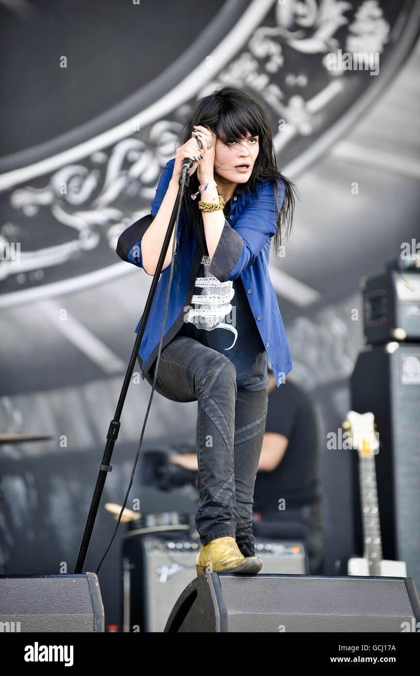 The Dead Weather lead singer Alison Mosshart perform on the Pyramid ...