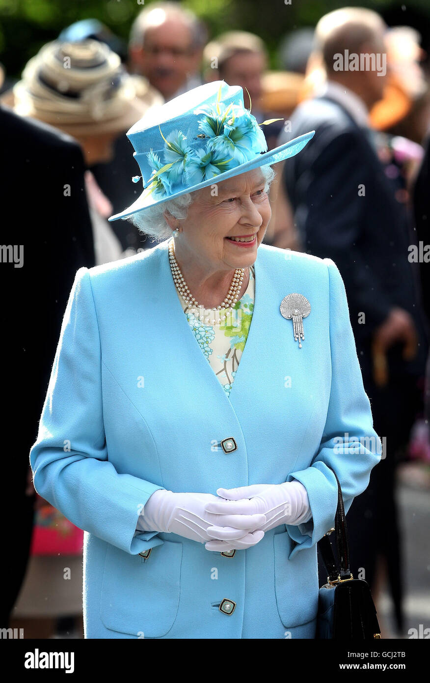 Queen elizabeth ii attends garden party hi-res stock photography and ...
