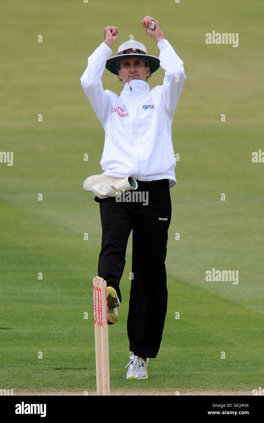 Umpire billy bowden hi-res stock photography and images - Alamy