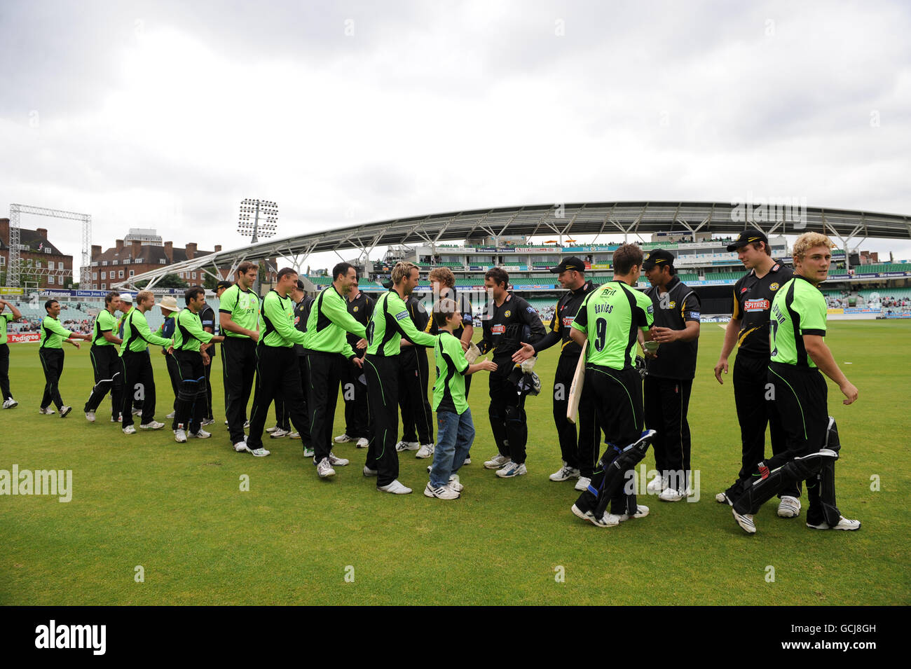 Cricket players shake hands hi-res stock photography and images - Alamy