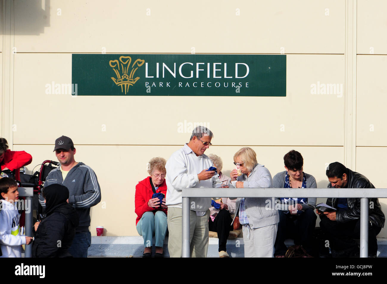 Horse Racing - Lingfield Racing and Music Night - Lingfield Park ...