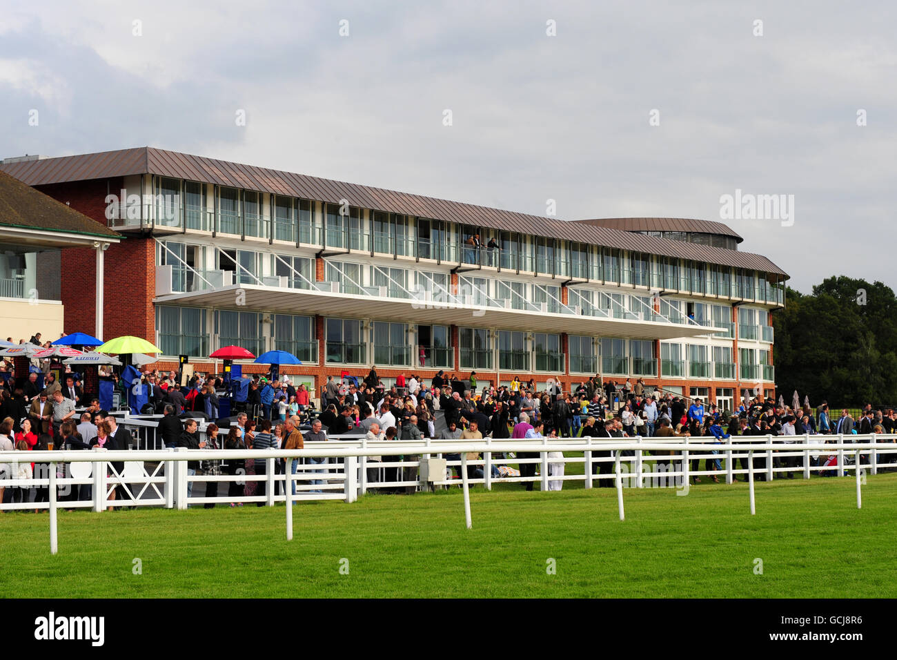 Horse racing lingfield racing and music night lingfield park racecourse ...