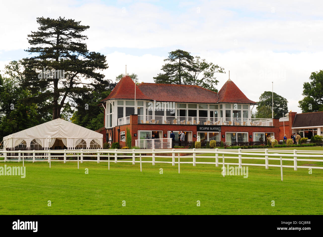Horse Racing - Lingfield Racing and Music Night - Lingfield Park ...