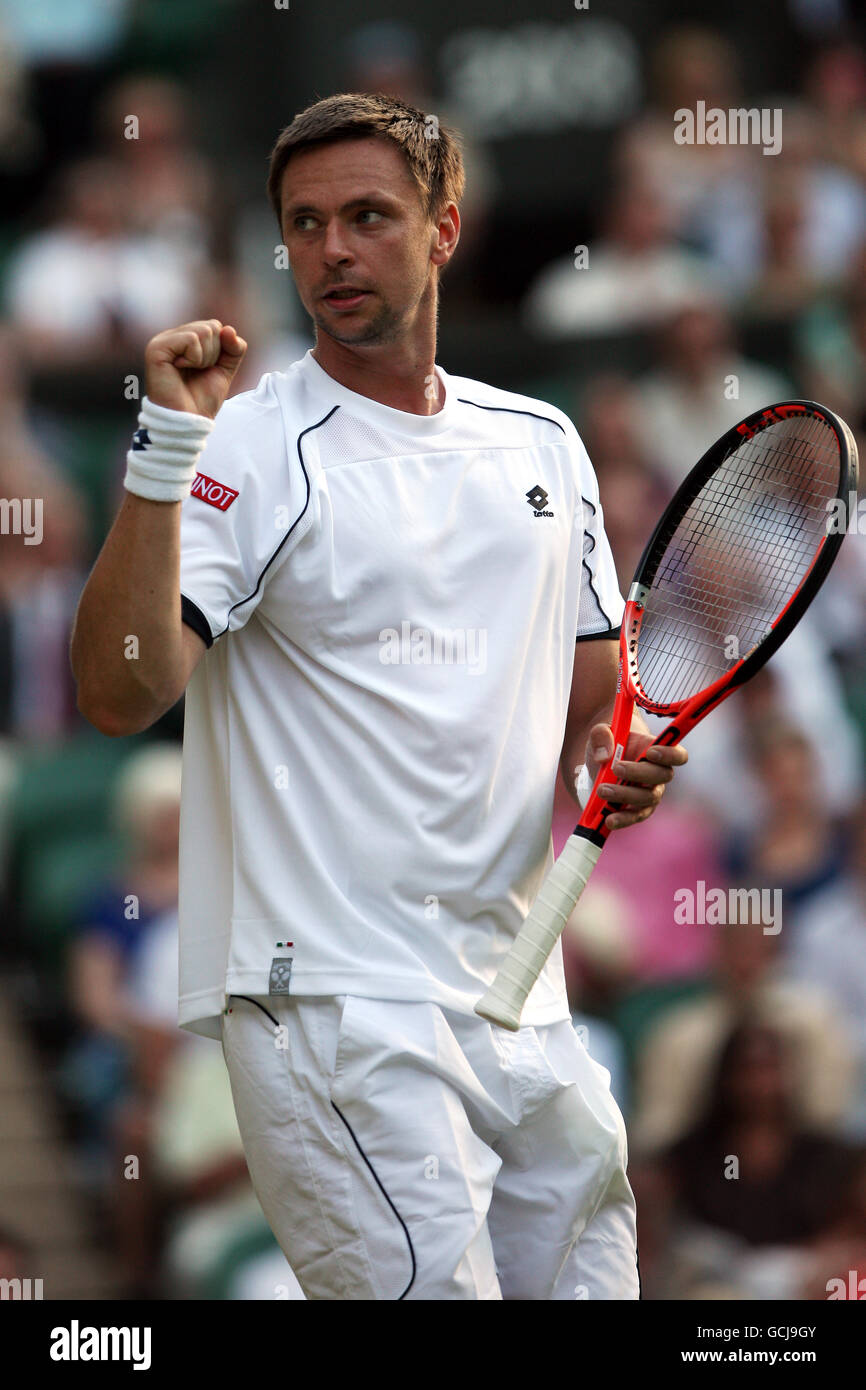 Swedens robin soderling celebrates beating usas bobby ginepri hi-res ...