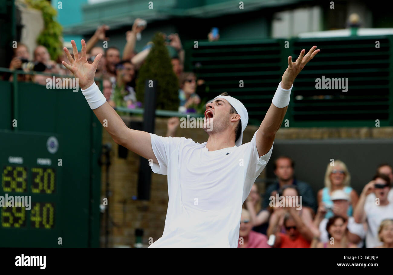 USA's John Isner celebrates victory over France's Nicolas Mahut in ...