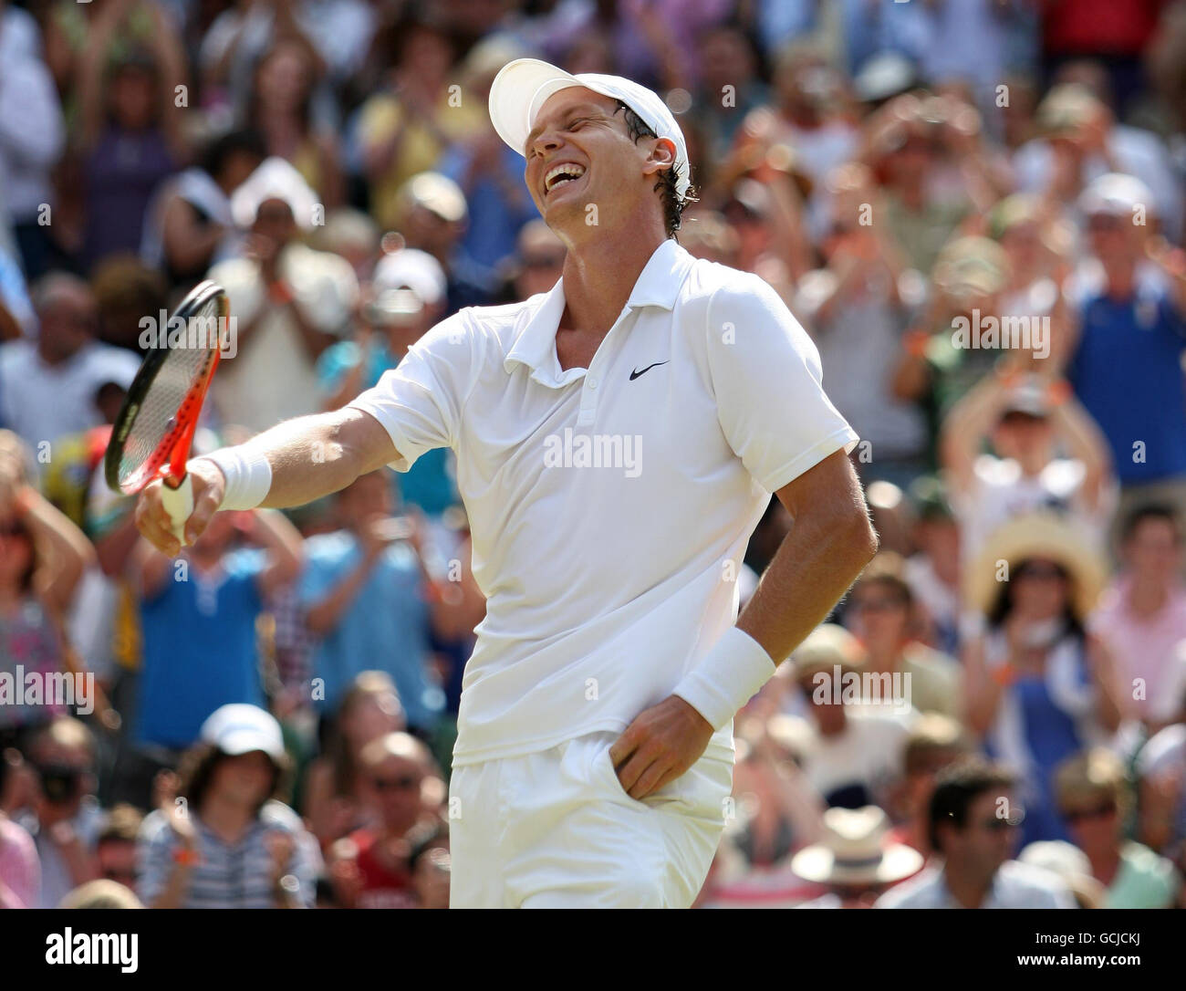 Czech Republic's Tomas Berdych celebrates beating Switzerland's Roger ...