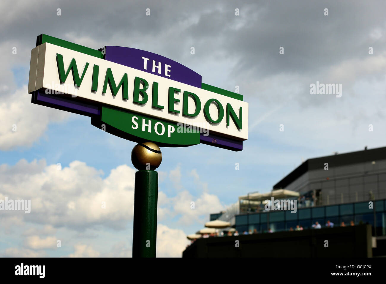 Wimbledon signage at the all england lawn tennis croquet club hi-res ...