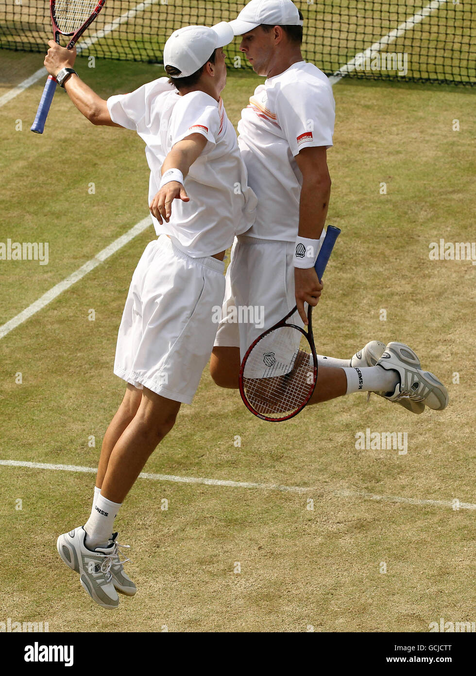 USA's Mike Bryan (left) and Bob Bryan (right) celebrate during their ...