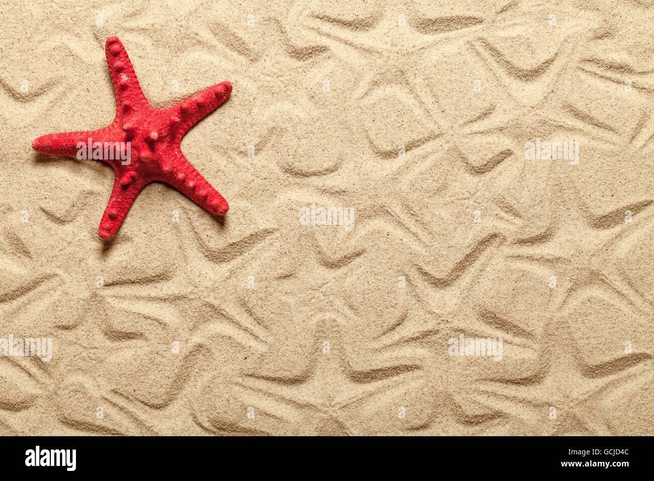 Starfish patterns with red starfish on sandy beach for background Stock ...