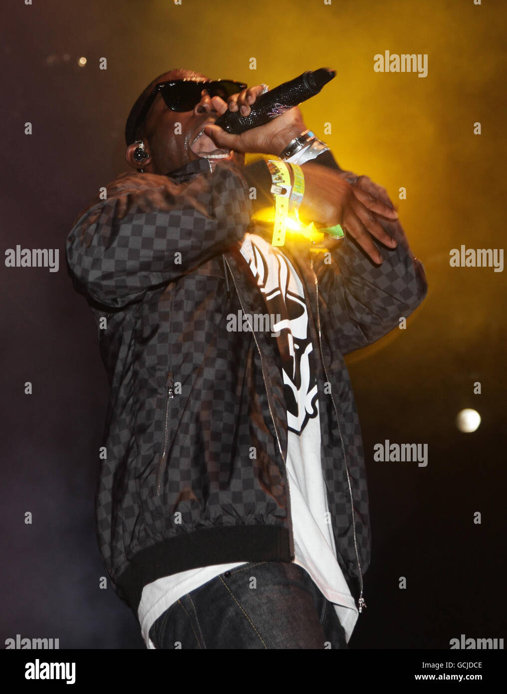 Showbiz wireless half length live mangsb hi-res stock photography and ...