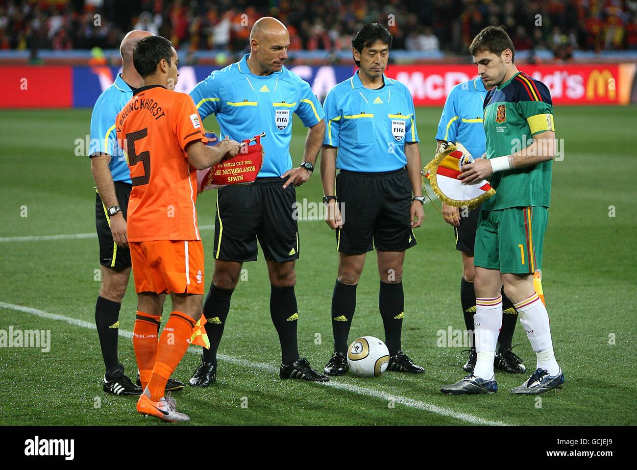 Referee Howard Webb (center) watches over the exchange of pennants ...
