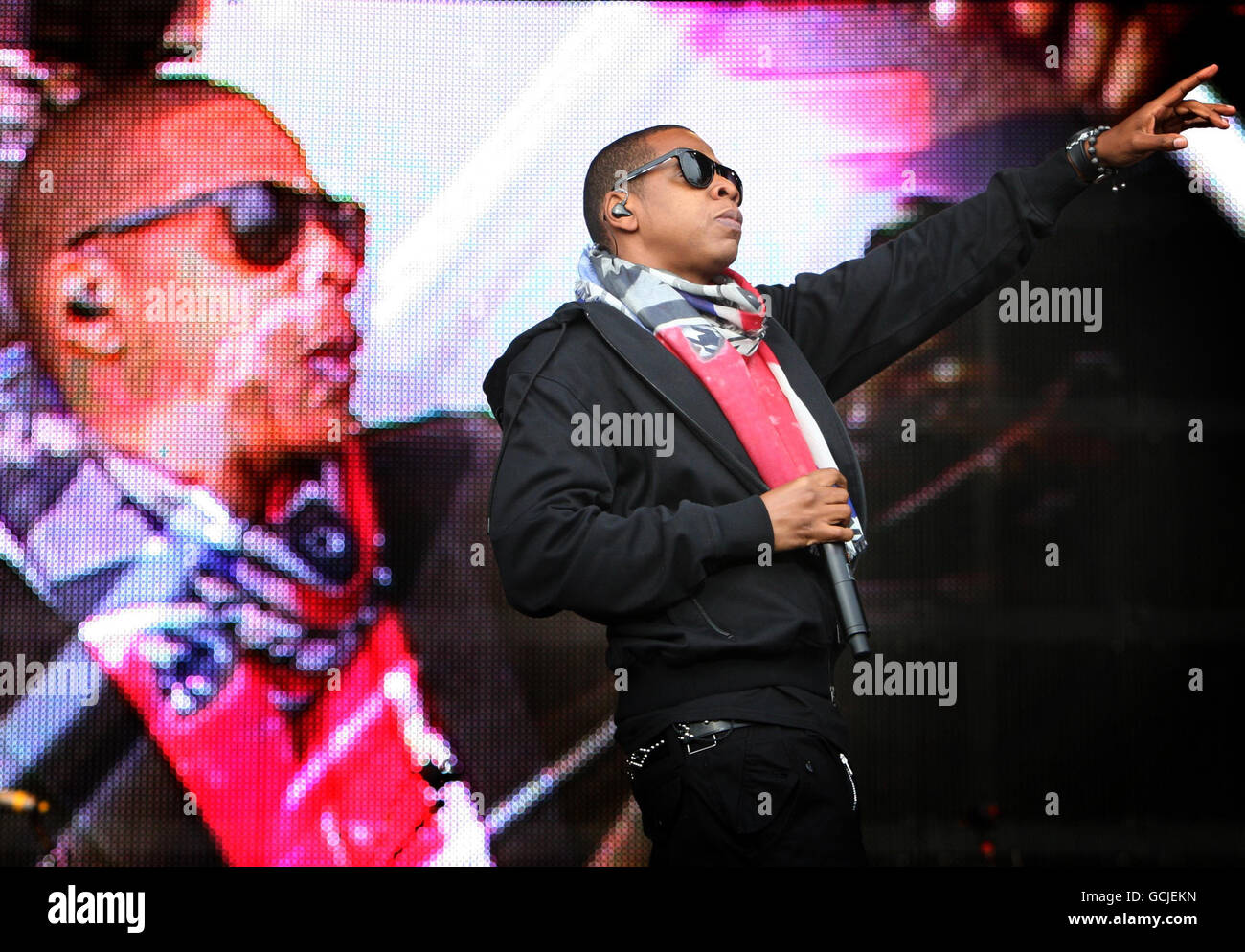 Half length performing microphone mangsm hi-res stock photography and ...