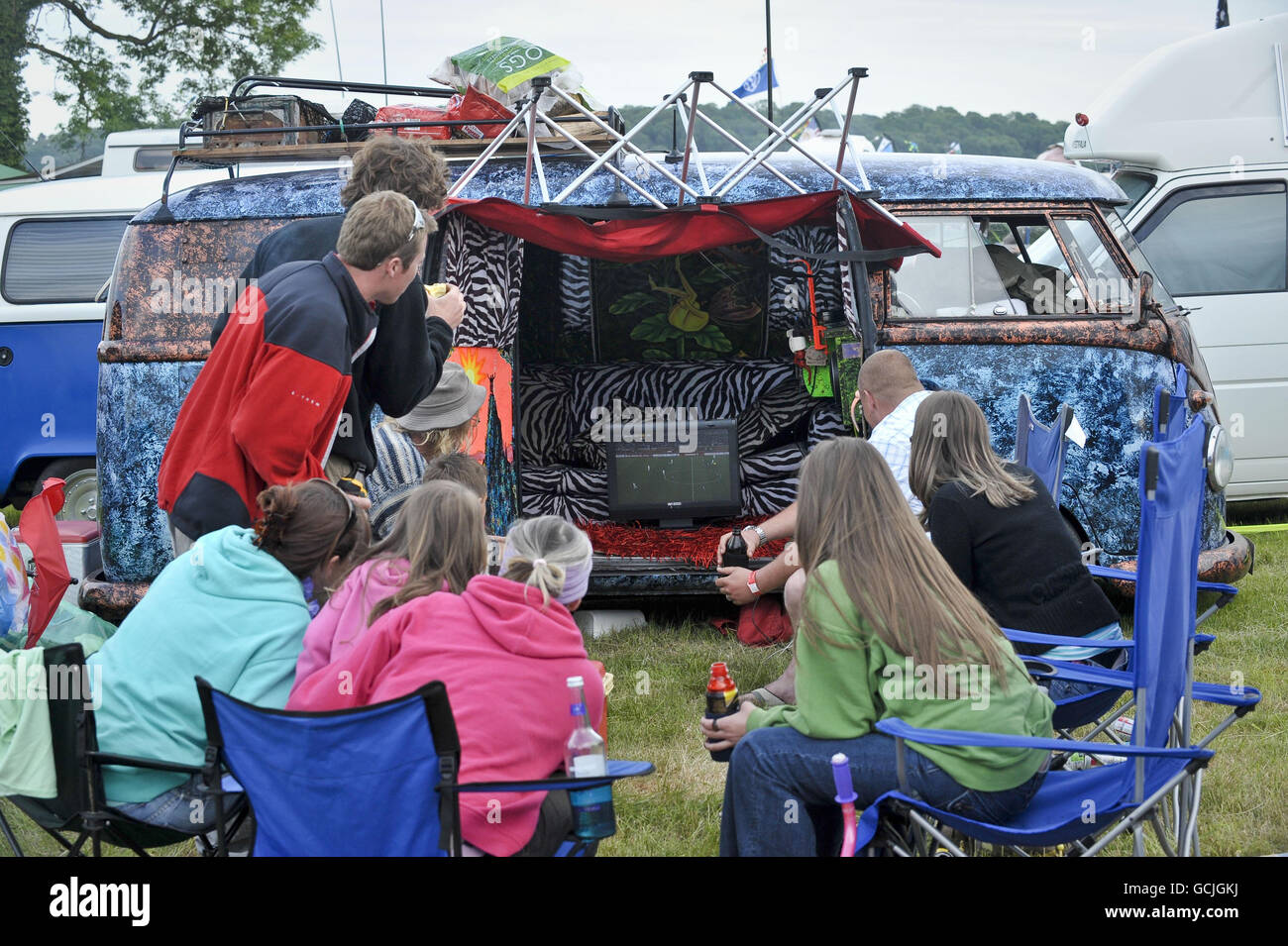 England fans from Andover huddle around a 1963 splitscreen VW camper ...