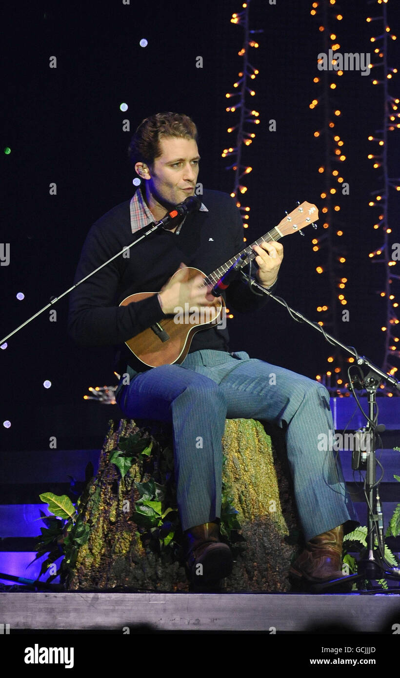 Editorial use only matthew morrison appears on stage leona lewis hi-res ...