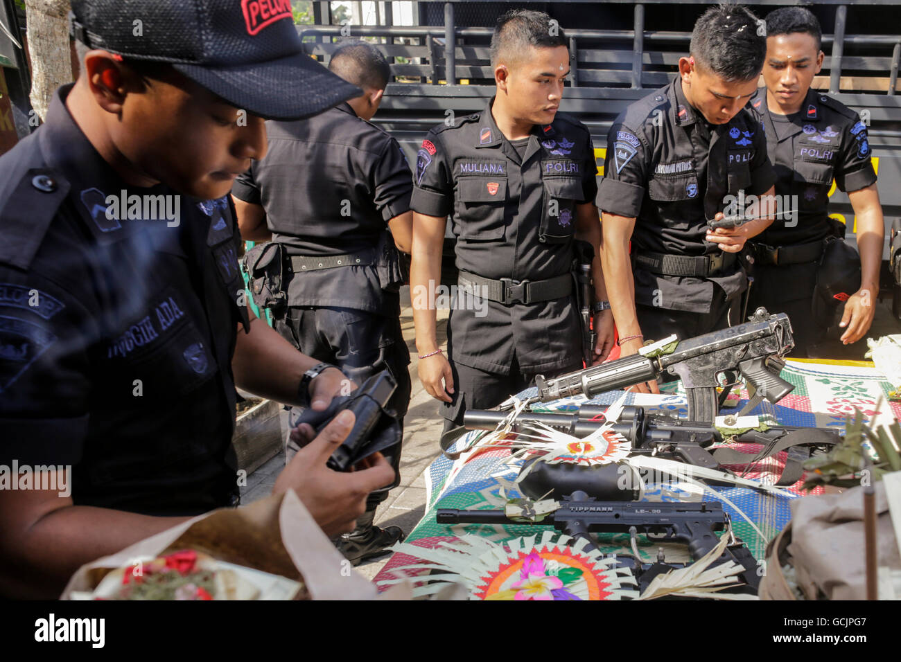 Balinese police hi-res stock photography and images - Alamy