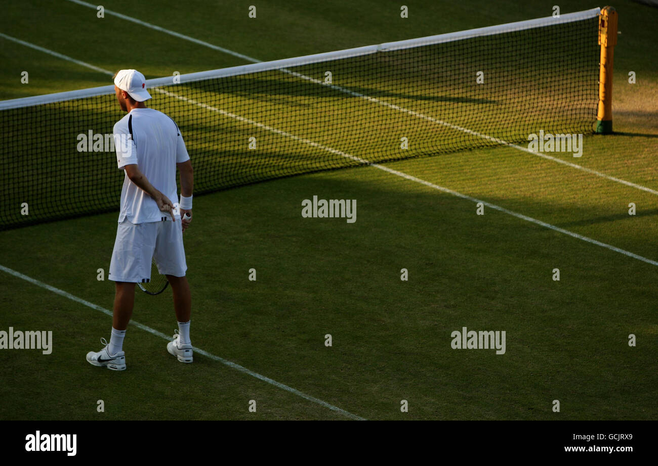 Tennis wimbledon back view shadow net mangis hi-res stock photography ...