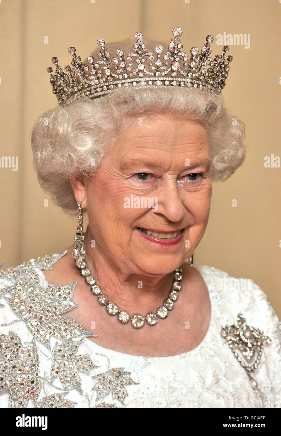 Queen elizabeth tiara headshot hi-res stock photography and images - Alamy