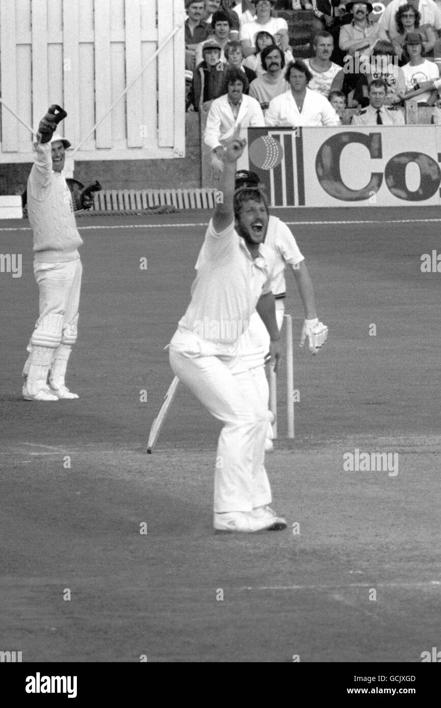 Come wicketkeeper alan knott hi-res stock photography and images - Alamy