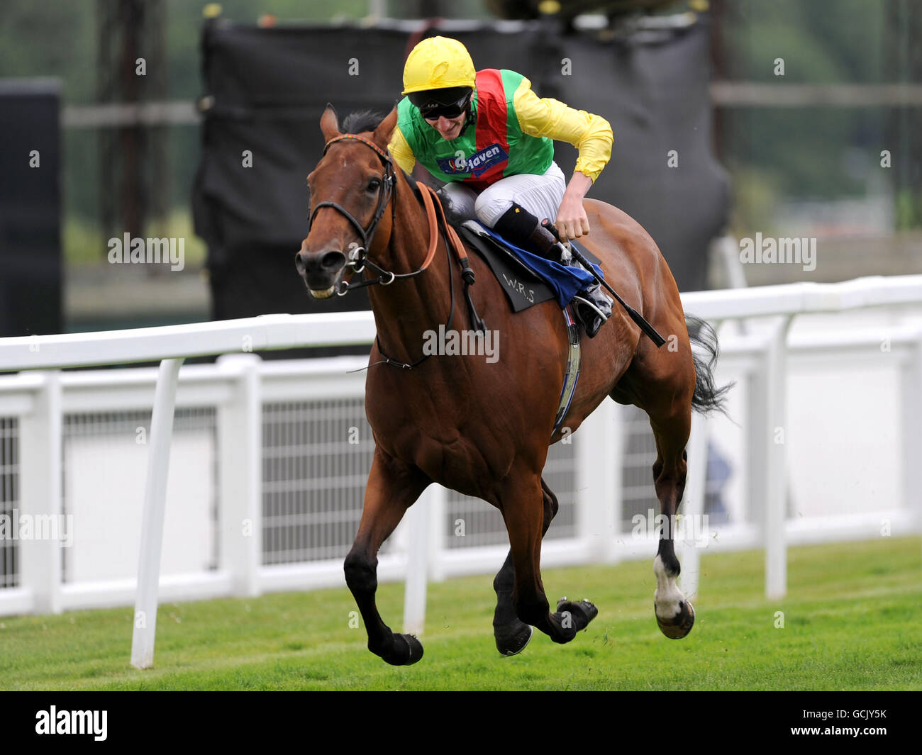 Horse racing eclipse meeting sandown park hi-res stock photography and ...