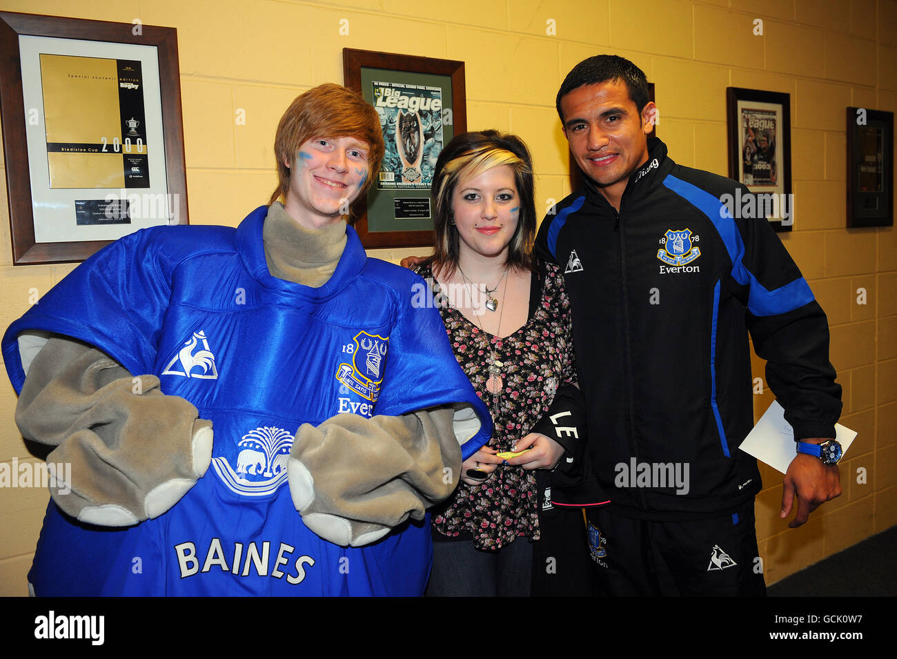 Everton's Tim Cahill greets competition winners and the Everton mascot ...