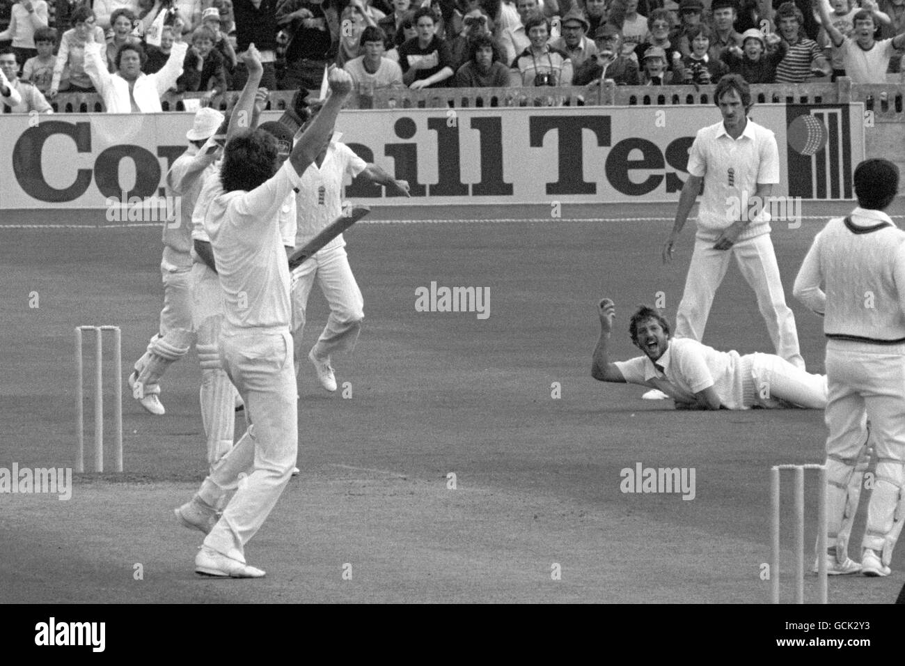 Cricket - The Ashes - Fifth Test - England v Australia - Day Two - Old ...
