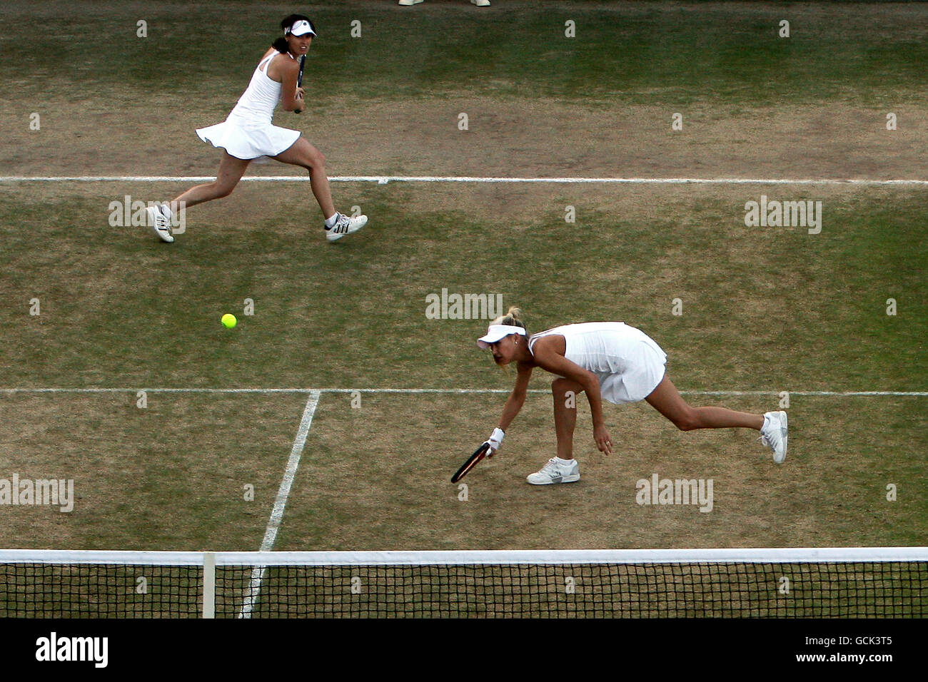 Anna kournikova wimbledon action hi-res stock photography and images ...