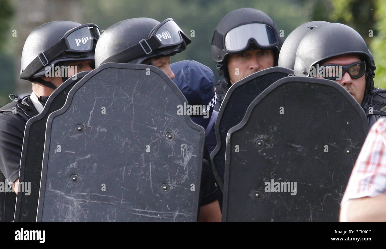 Armed police surround man hi-res stock photography and images - Alamy