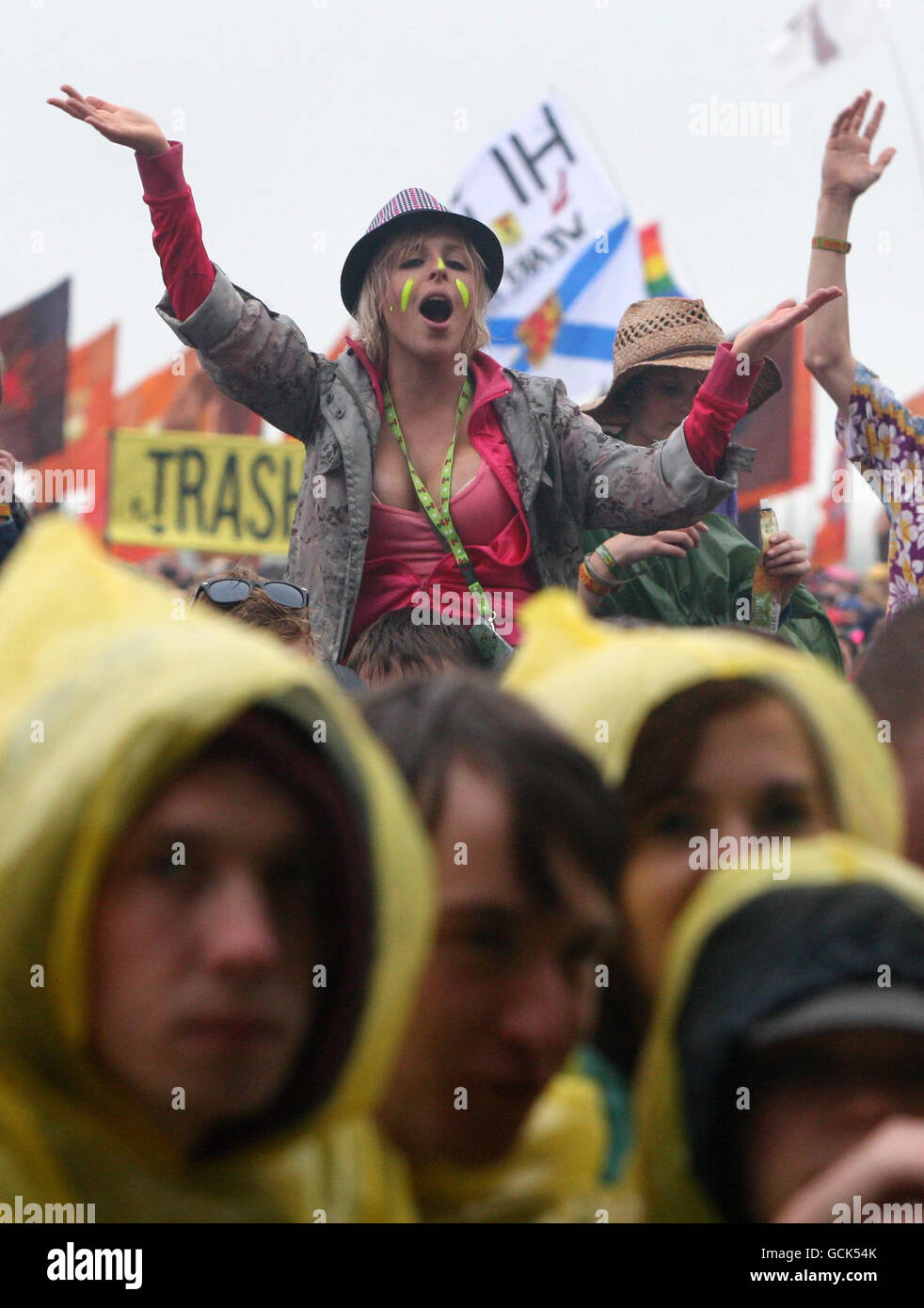 Fans sing at T in park at Ballado airfield near Kinross Stock Photo - Alamy