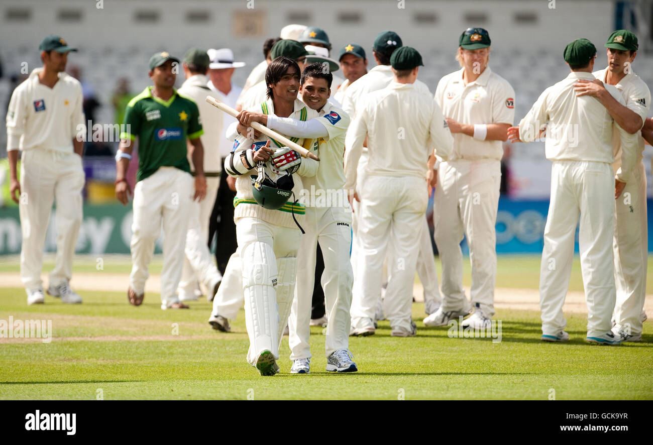 Pakistan's Mohammad Aamer with Azhar Ali celebrates beating Australia ...