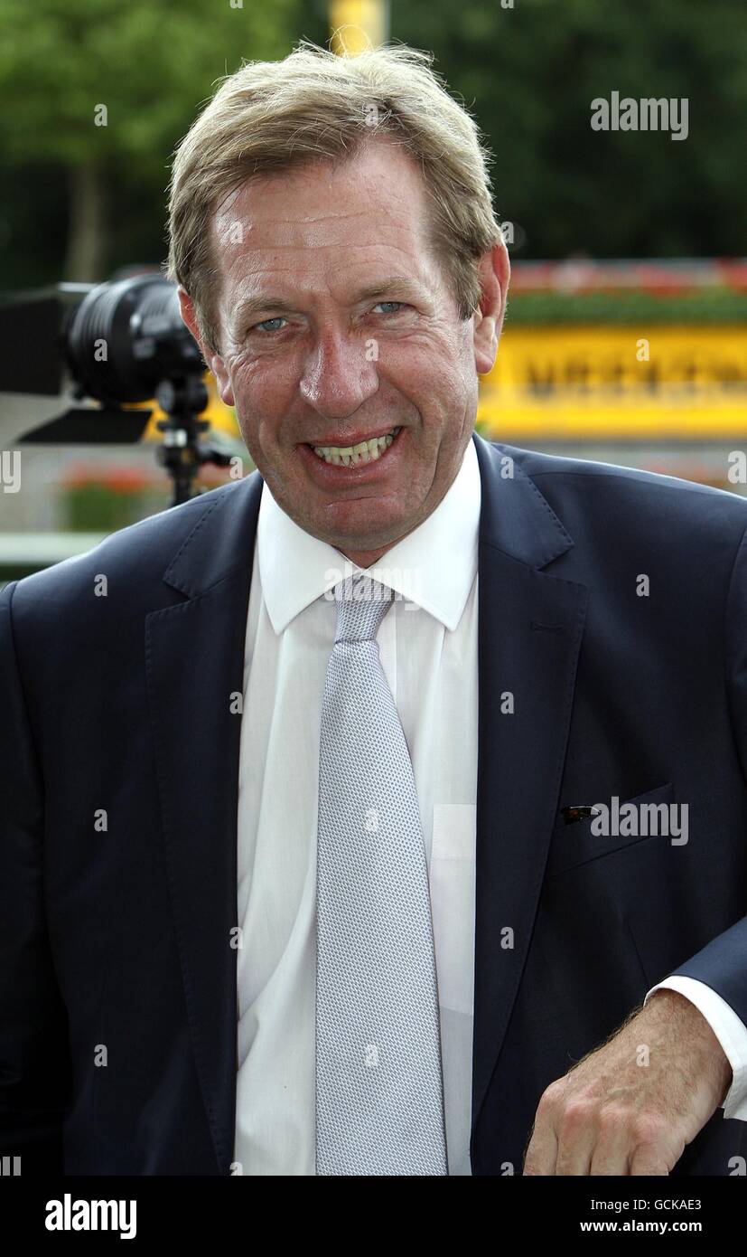 Presenter derek thompson ascot racecourse hi-res stock photography and ...