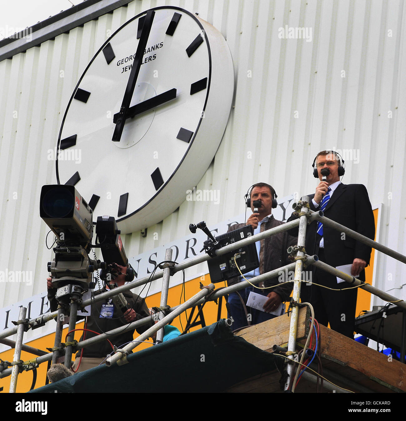 3pm kick off hi-res stock photography and images - Alamy