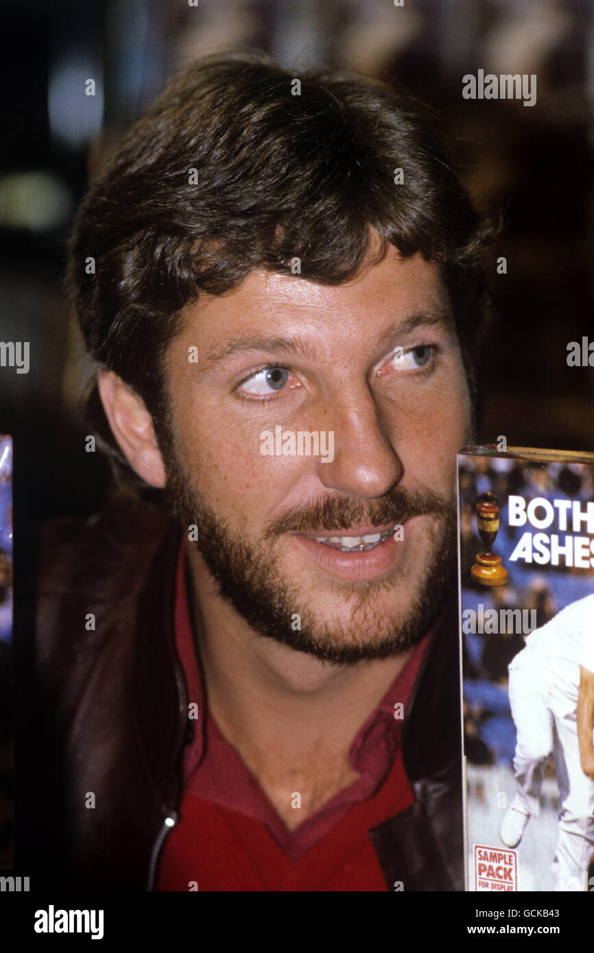 The ashes cricket botham hi-res stock photography and images - Alamy