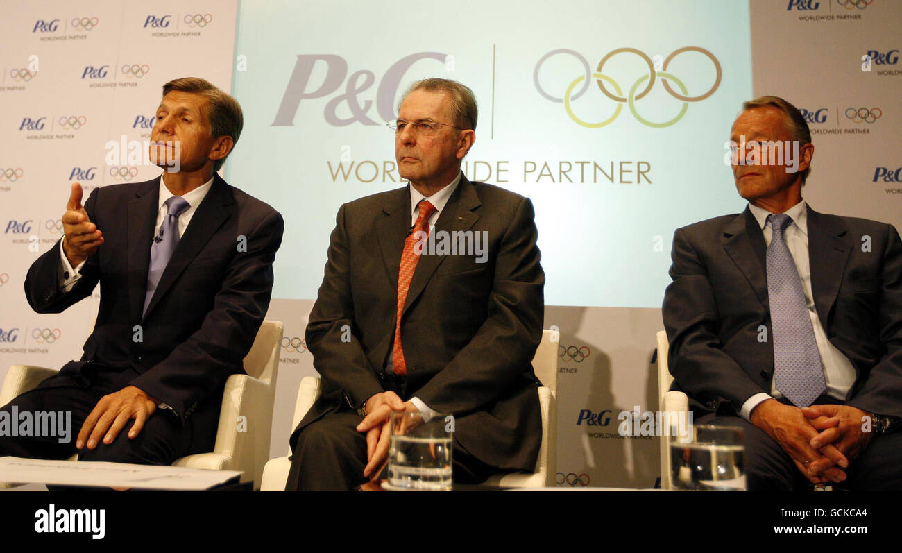 Proctor and Gamble Marketing and Brand Officer Marc Pritchard (left ...