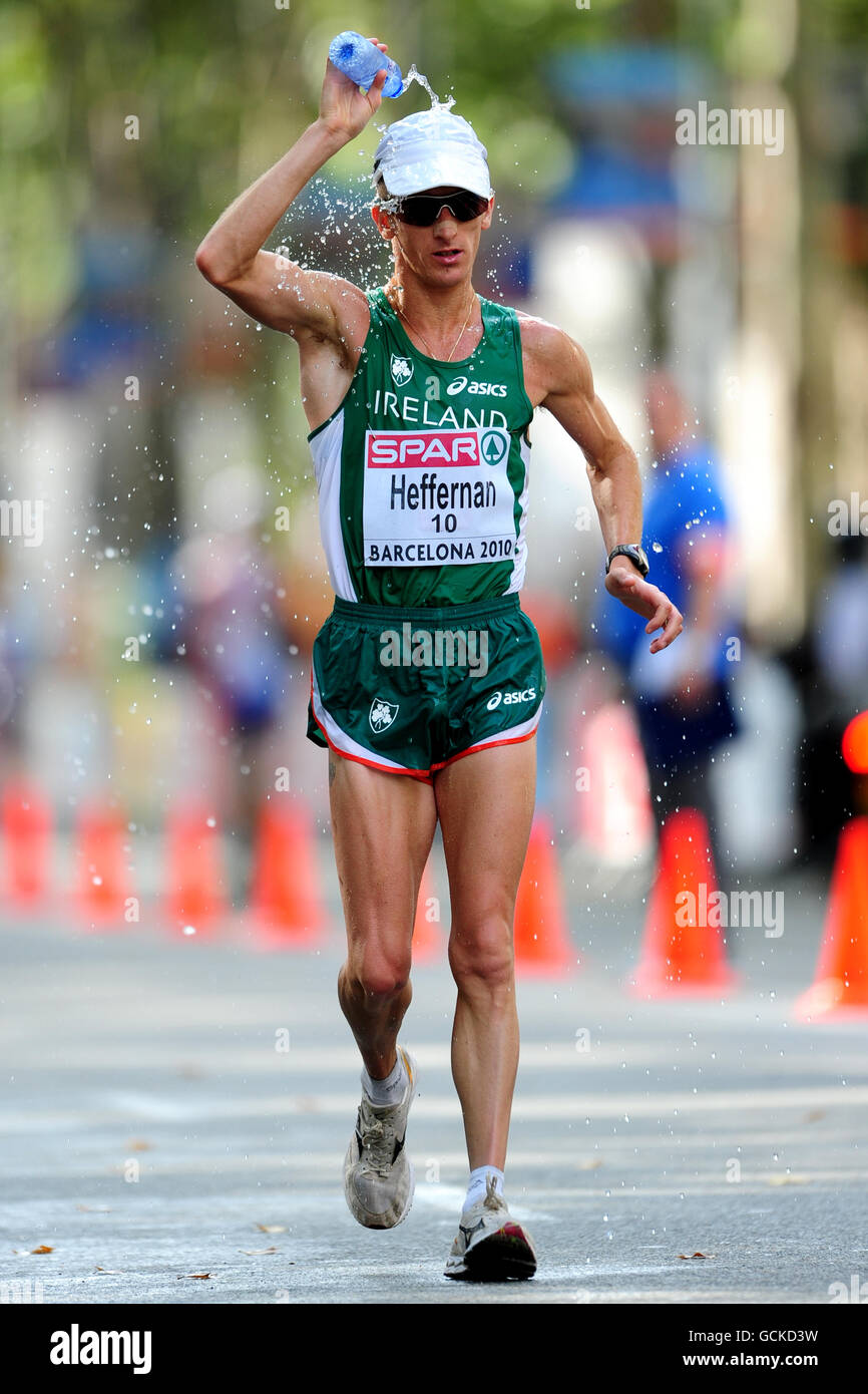Ireland's Robert Heffernan takes on water during the 50km walk Stock ...