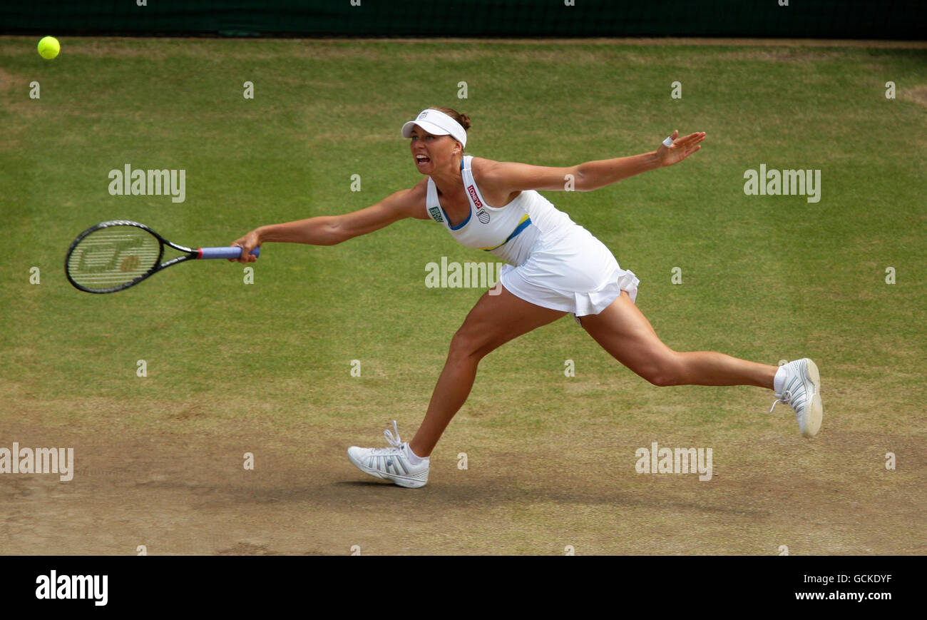 Tennis wimbledon action ball forehand mangis hi-res stock photography ...
