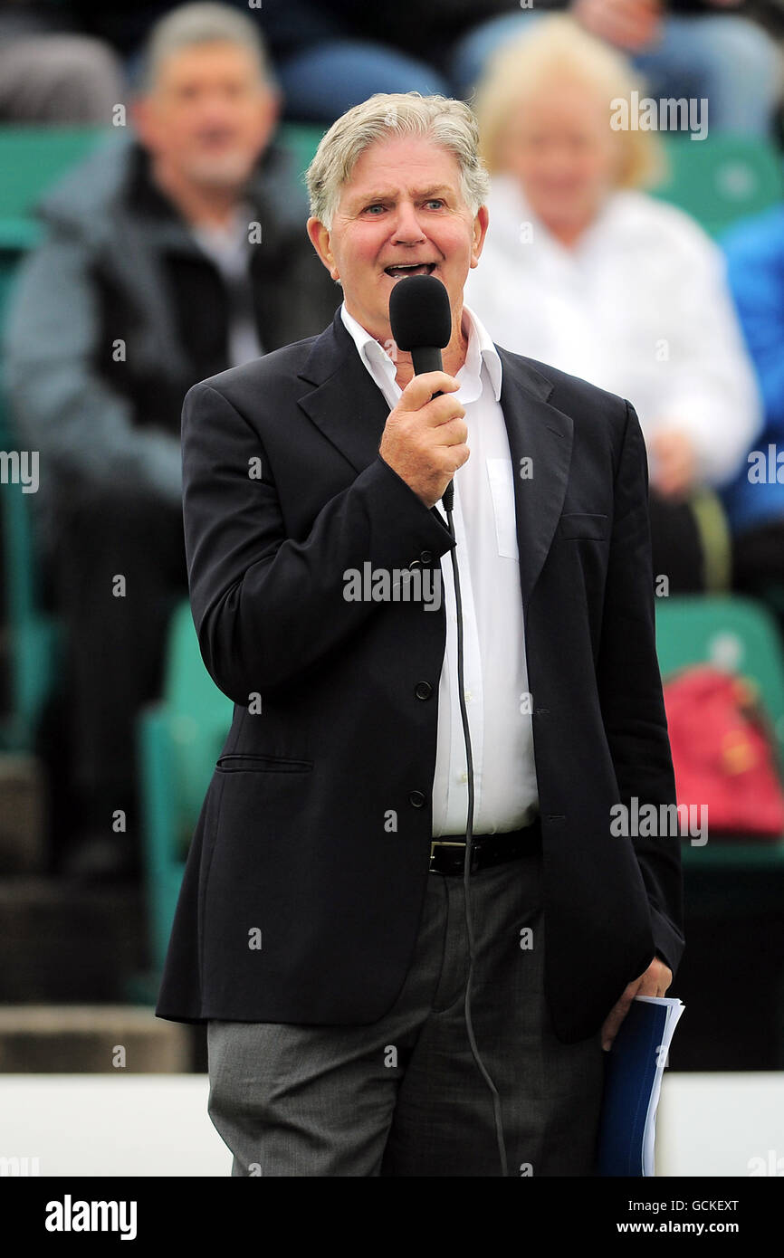 Wimbledon tournament referee alan mills hi-res stock photography and ...