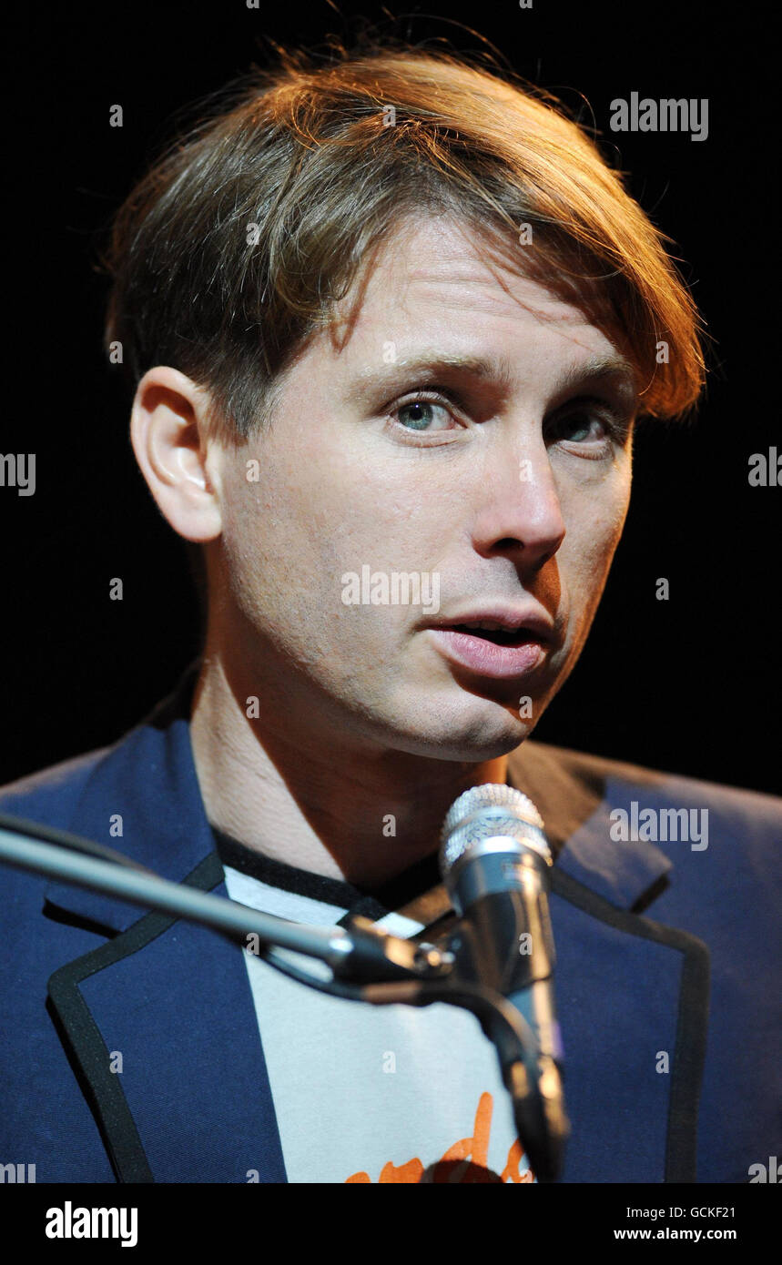Alex kapranos of franz ferdinand at the o2 arena hi-res stock ...