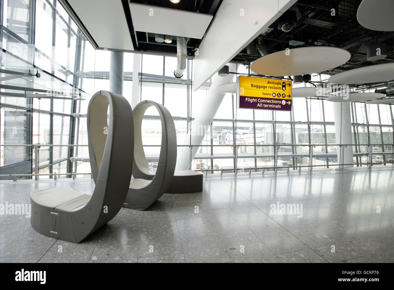 Heathrow terminal 5 art hi-res stock photography and images - Alamy
