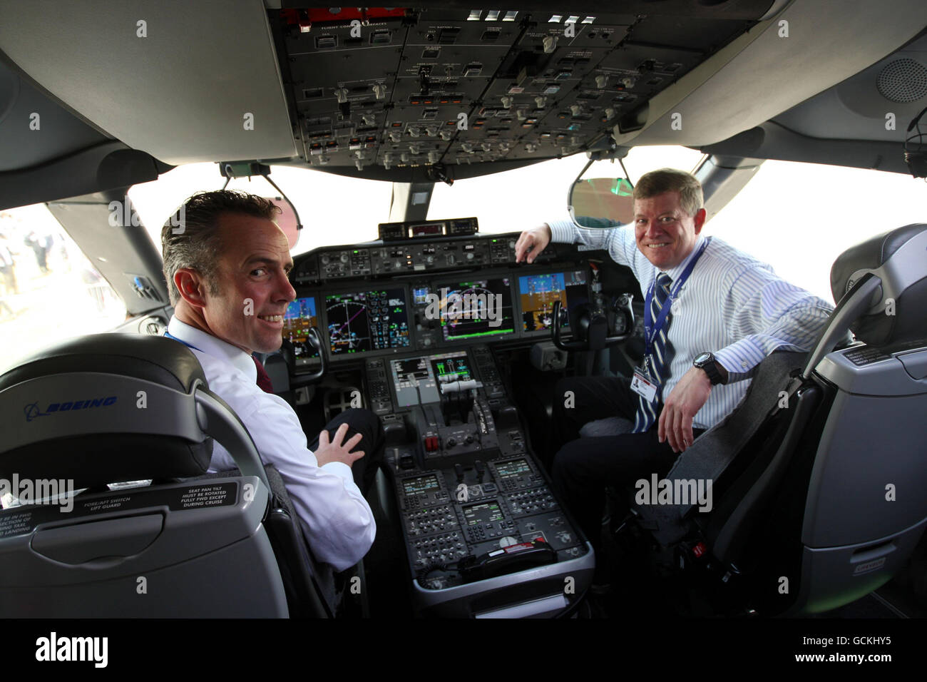 Boeing 787 cockpit hi-res stock photography and images - Alamy