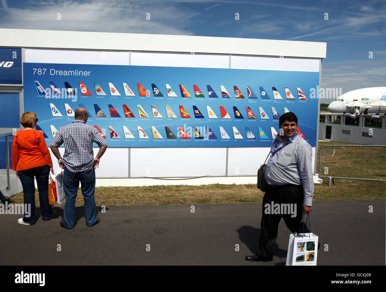 Visitors at the farnborough international airshow hi-res stock ...