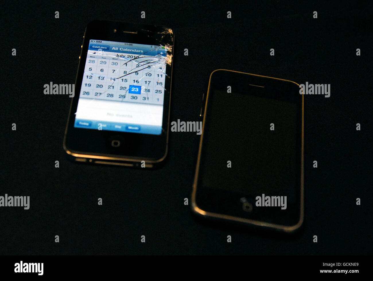 An iphone 4 with a cracked screen hi-res stock photography and images ...