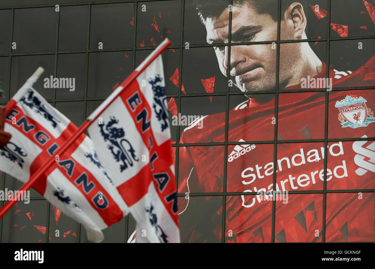 Steven gerrard liverpool fc anfield hi-res stock photography and images ...