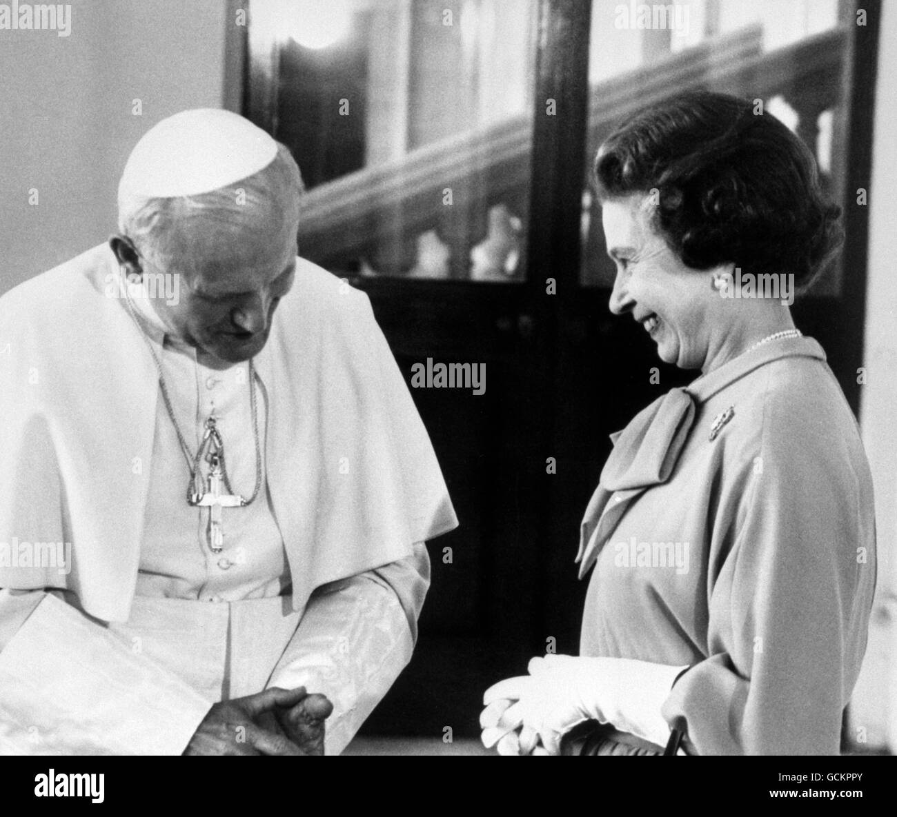 Pope John Paul II and Queen Elizabeth II meeting at Buckingham Palace ...
